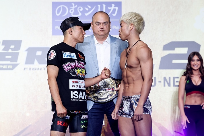 Inaugural Bellator Flyweight Title Fight Fizzles After Accidental Eye Poke