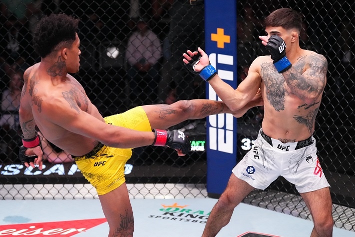 Vinicius Oliveira Flying Knee on Benardo Sopaj at UFC Vegas 87 a KO of ...