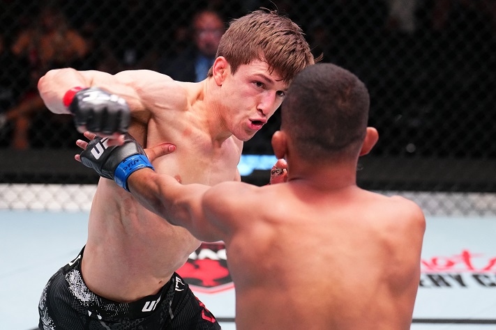 Clayton Carpenter Kicks Off UFC Vegas 98 by Choking Out Lucas Rocha